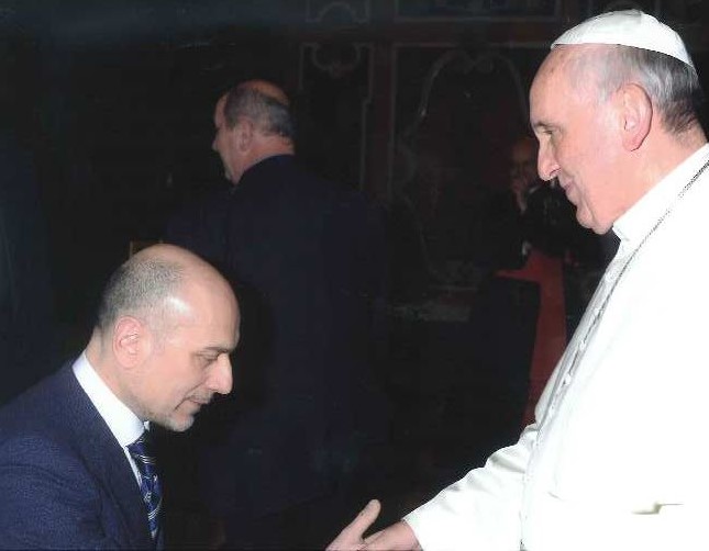 Il SI luca lucchini, fondatore e responsabile SI, consegna lo Statuto ...